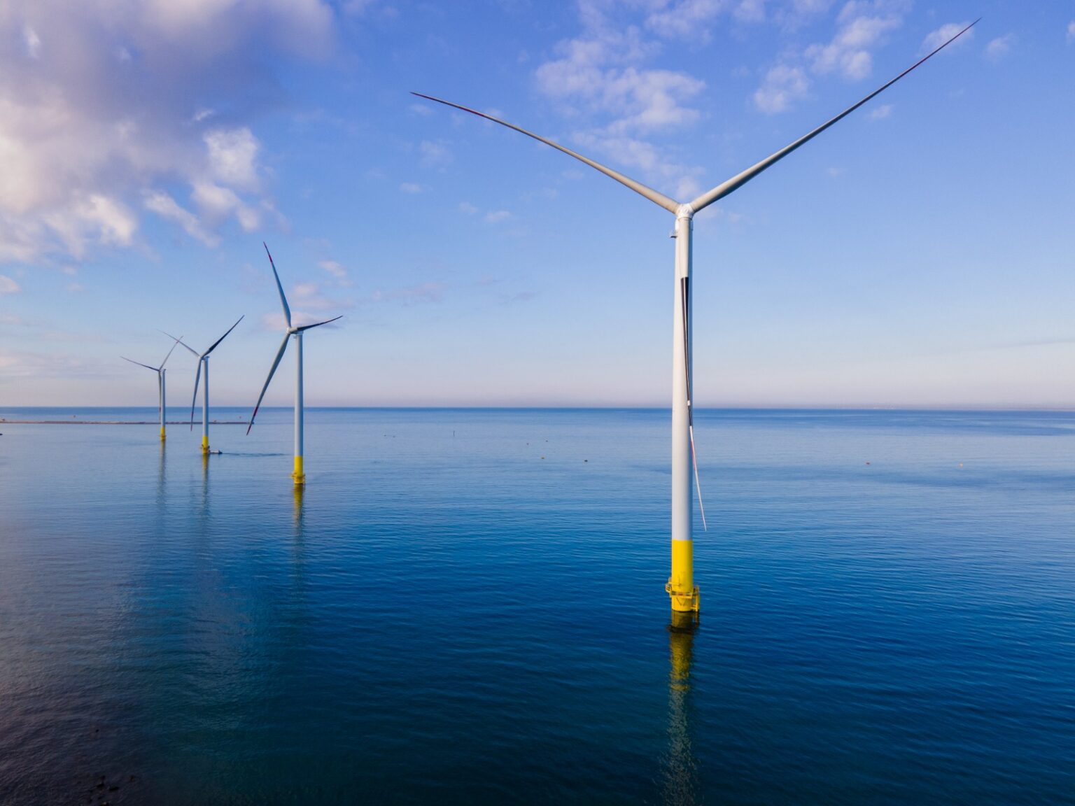 Beleolico, le prime quattro turbine del parco eolico offshore di Taranto